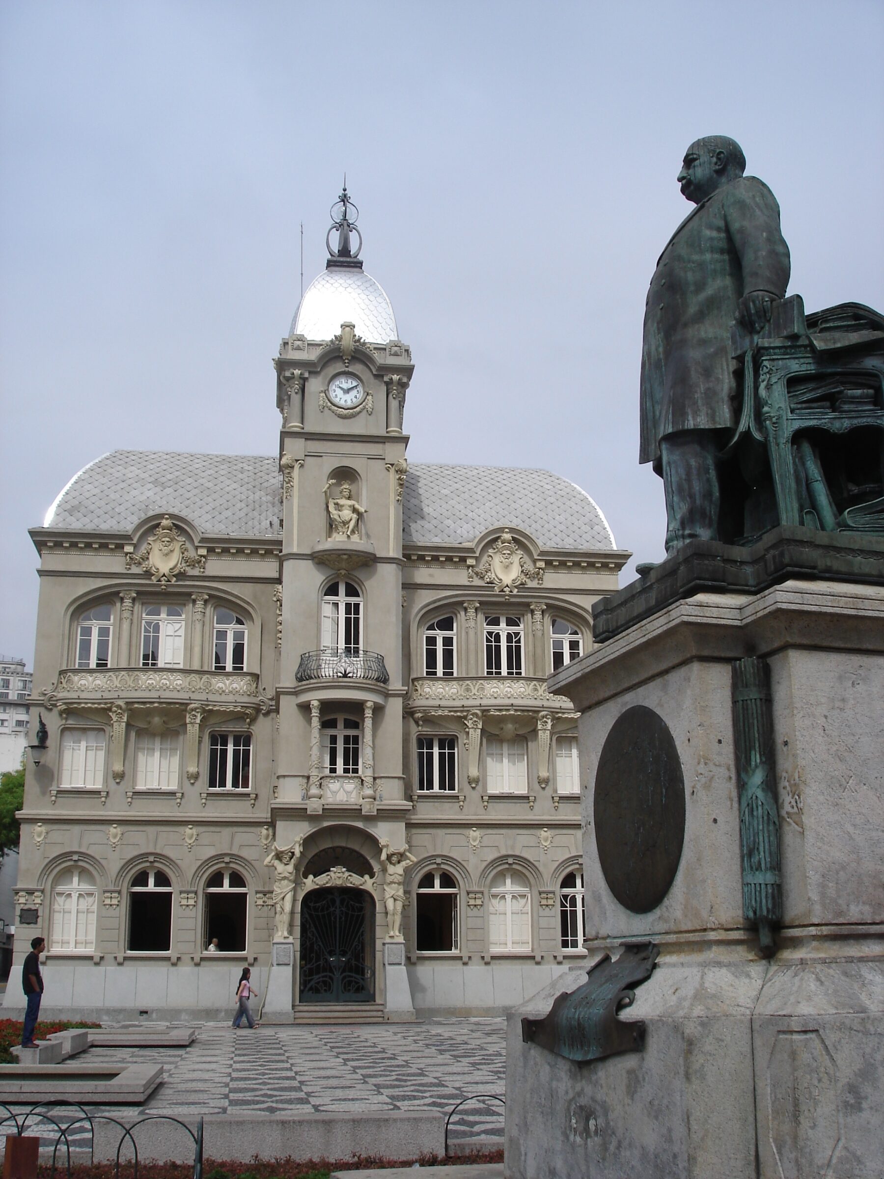 A estátua do Barão do Rio Branco, na Praça Generoso Marques, Curitiba ...